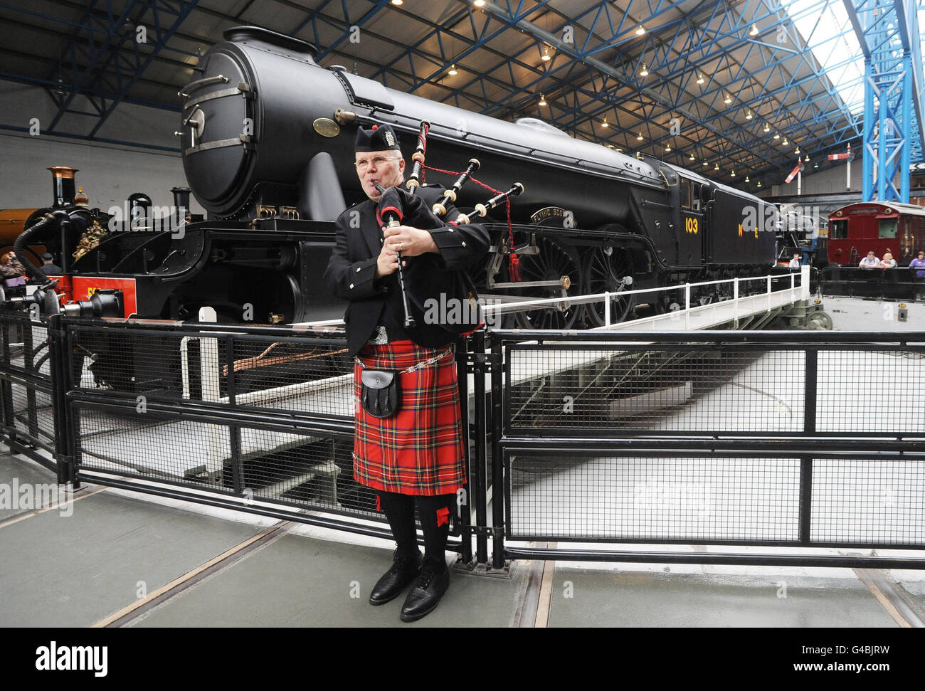 Highland piper Colin Sutherland plays in front of the Flying Scotsman ...