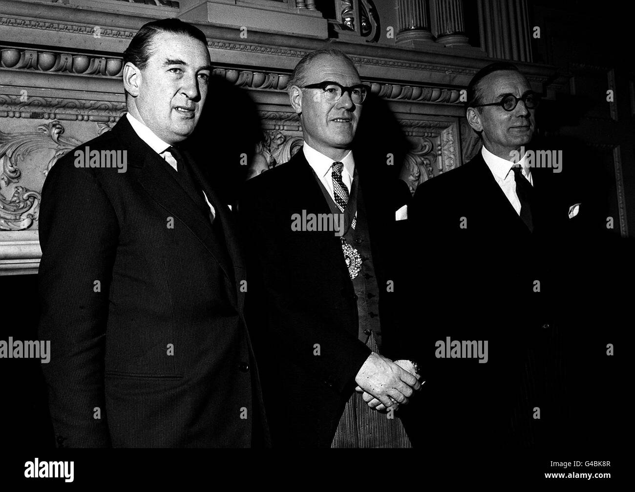 PA NEWS PHOTO 15/11/61 SIR FREDERICK HOARE (CENTRE) THE NEW LORD MAYOR ...