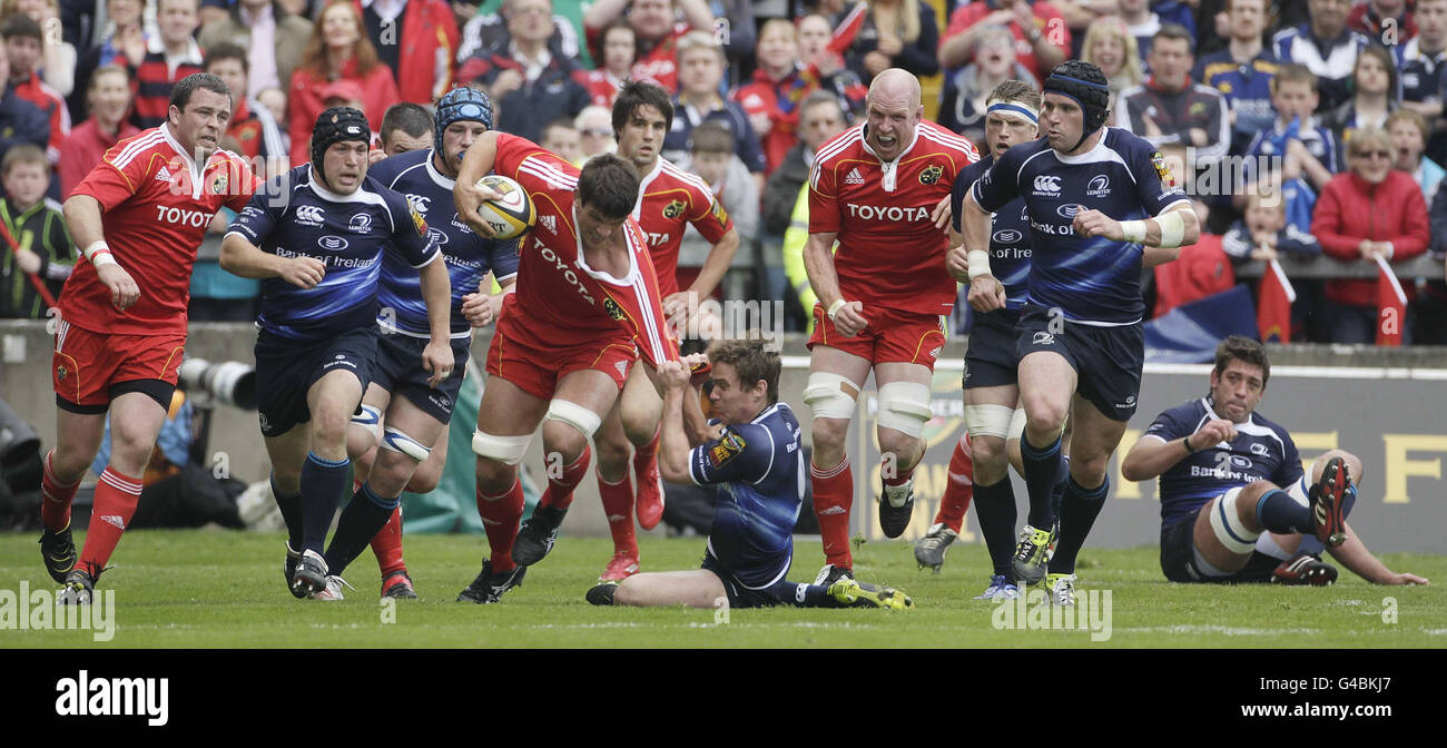 Rugbyu magners full length tackling mangpa hi-res stock photography and ...