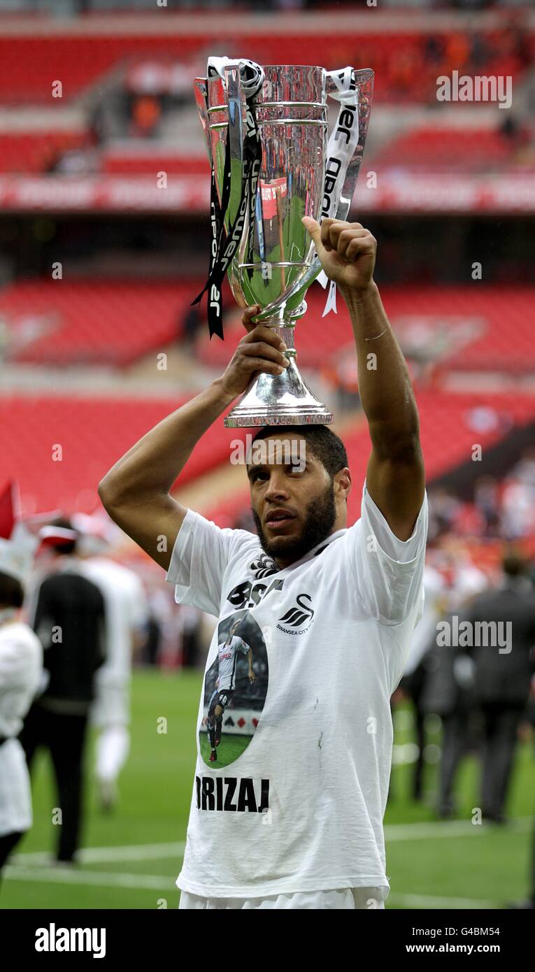 Championship play off final trophy hi-res stock photography and images ...