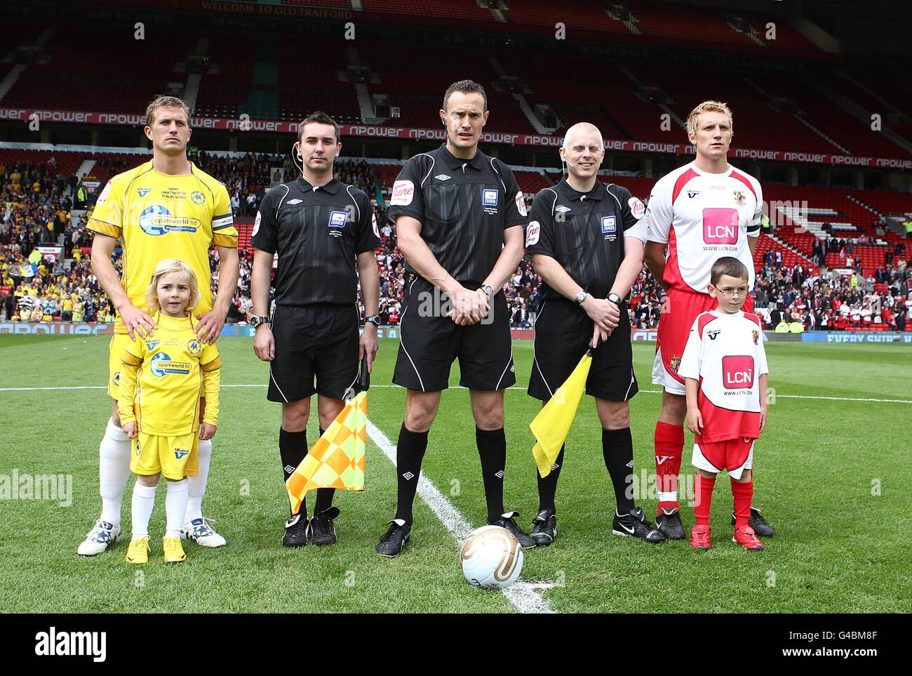 Torquay united mascot hi-res stock photography and images - Alamy