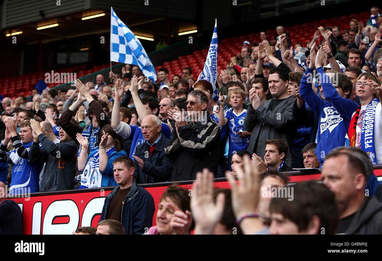 Old trafford fans cheer hi-res stock photography and images - Alamy