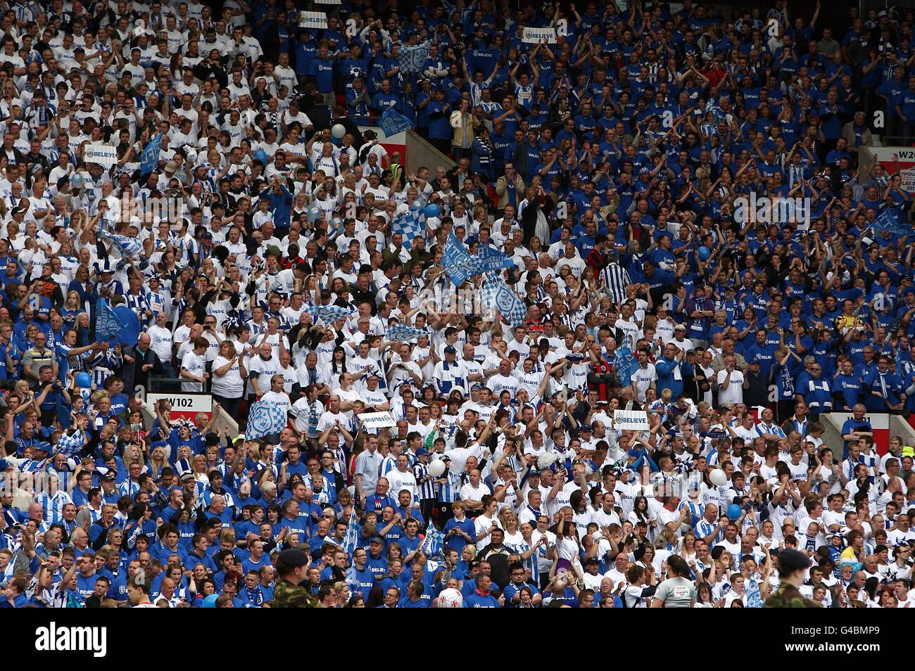 Old trafford fans cheer hi-res stock photography and images - Alamy