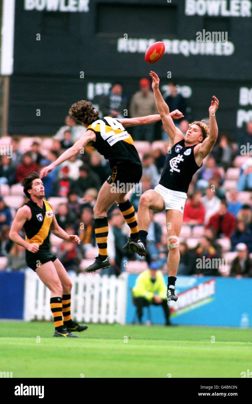 AUSTRALIAN RULES FOOTBALL Stock Photo - Alamy