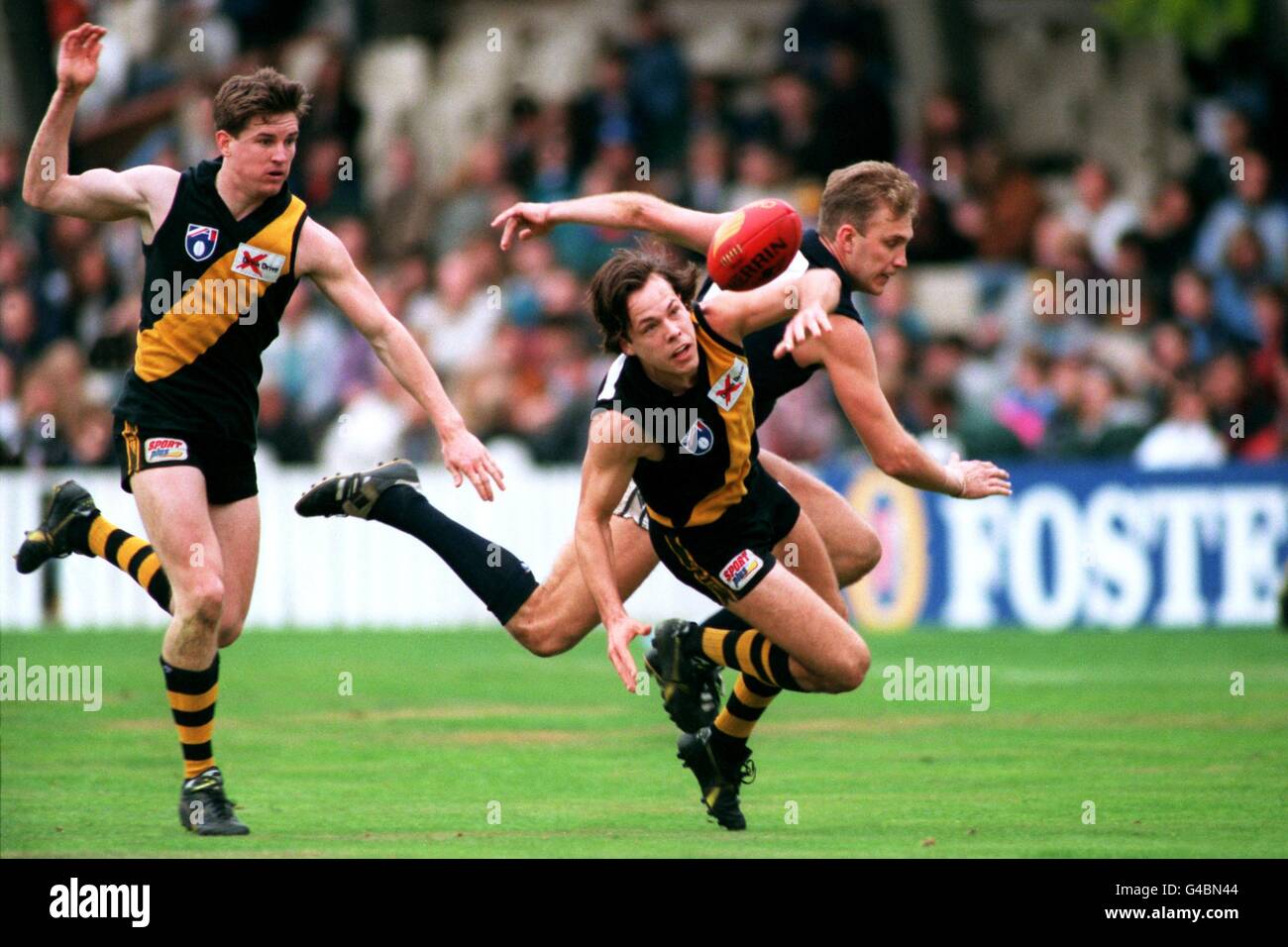 AUSTRALIAN RULES FOOTBALL Stock Photo - Alamy