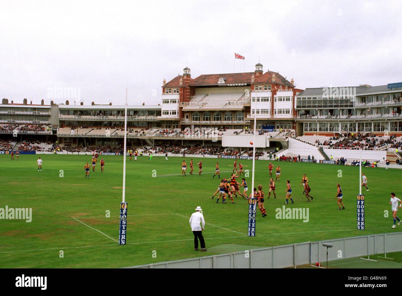 AUSTRALIAN RULES FOOTBALL Stock Photo - Alamy