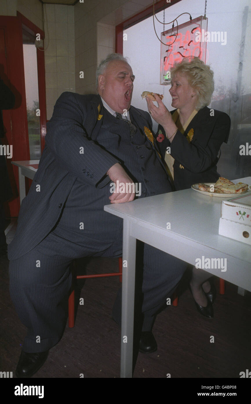 Liberal MP Sir Cyril Smith in Leeds to have lunch at the cafe of Val ...