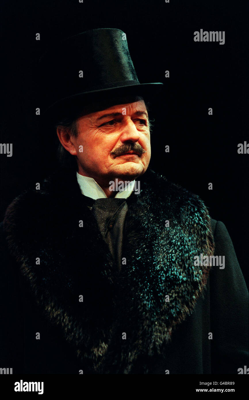 PA NEWS PHOTO 30/4/98 PETER BOWLES AS ANDREW UNDERSHAFT ON STAGE DURING ...