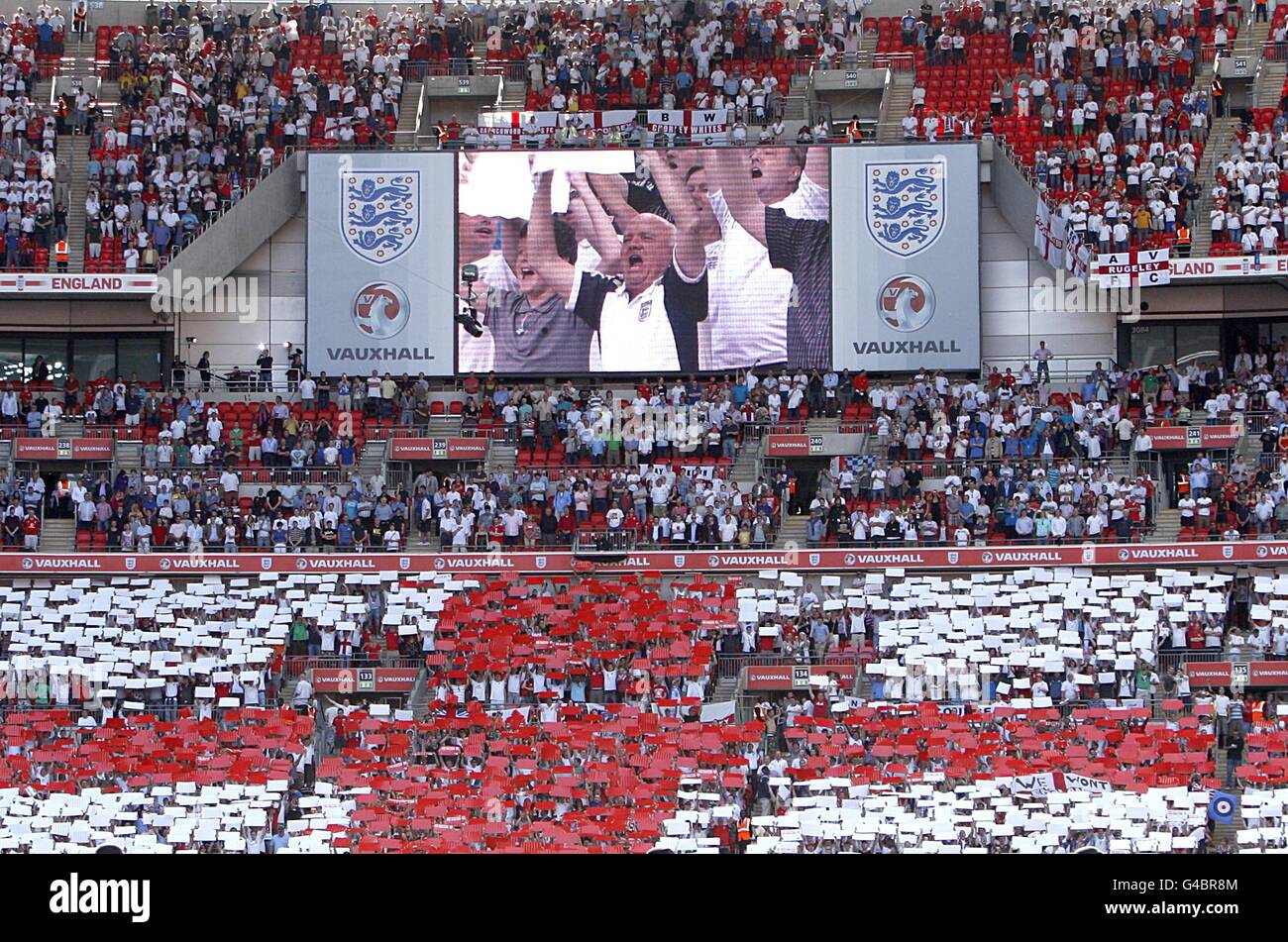 The giant screen at wembley stadium hi-res stock photography and images ...