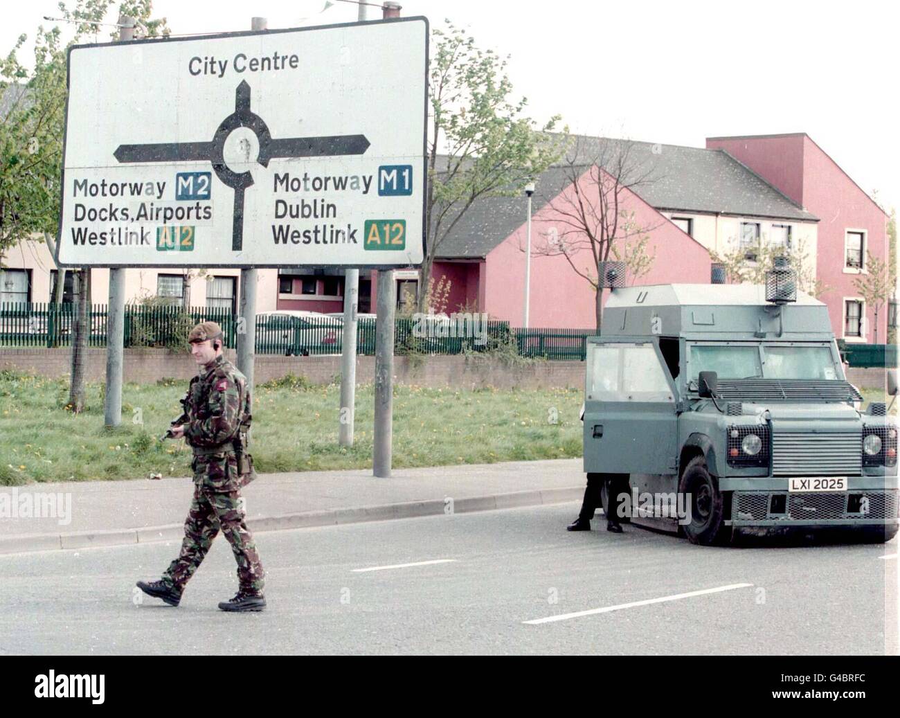 Belfast RUC/army cordon Stock Photo - Alamy