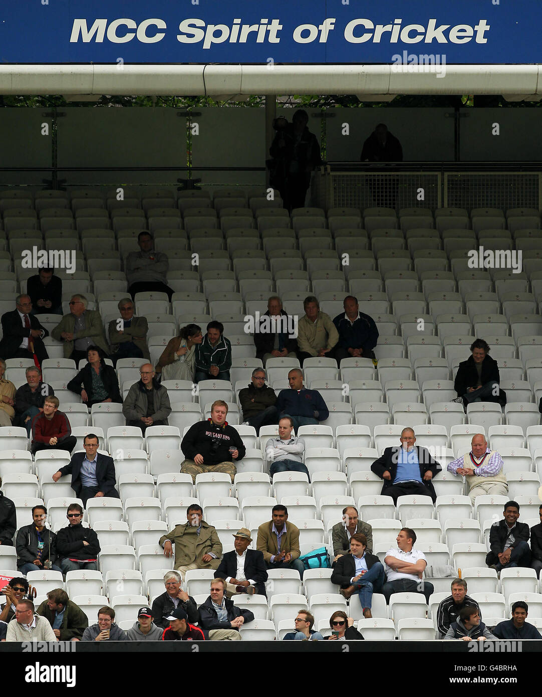 Cricket crowd empty seats hi-res stock photography and images - Alamy