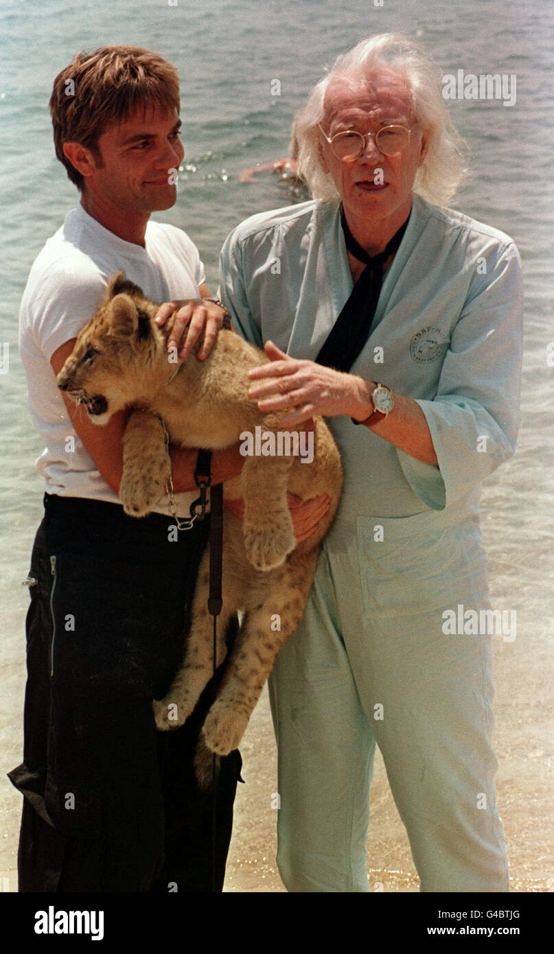 Cannes Richard Harris & lion cub Stock Photo - Alamy