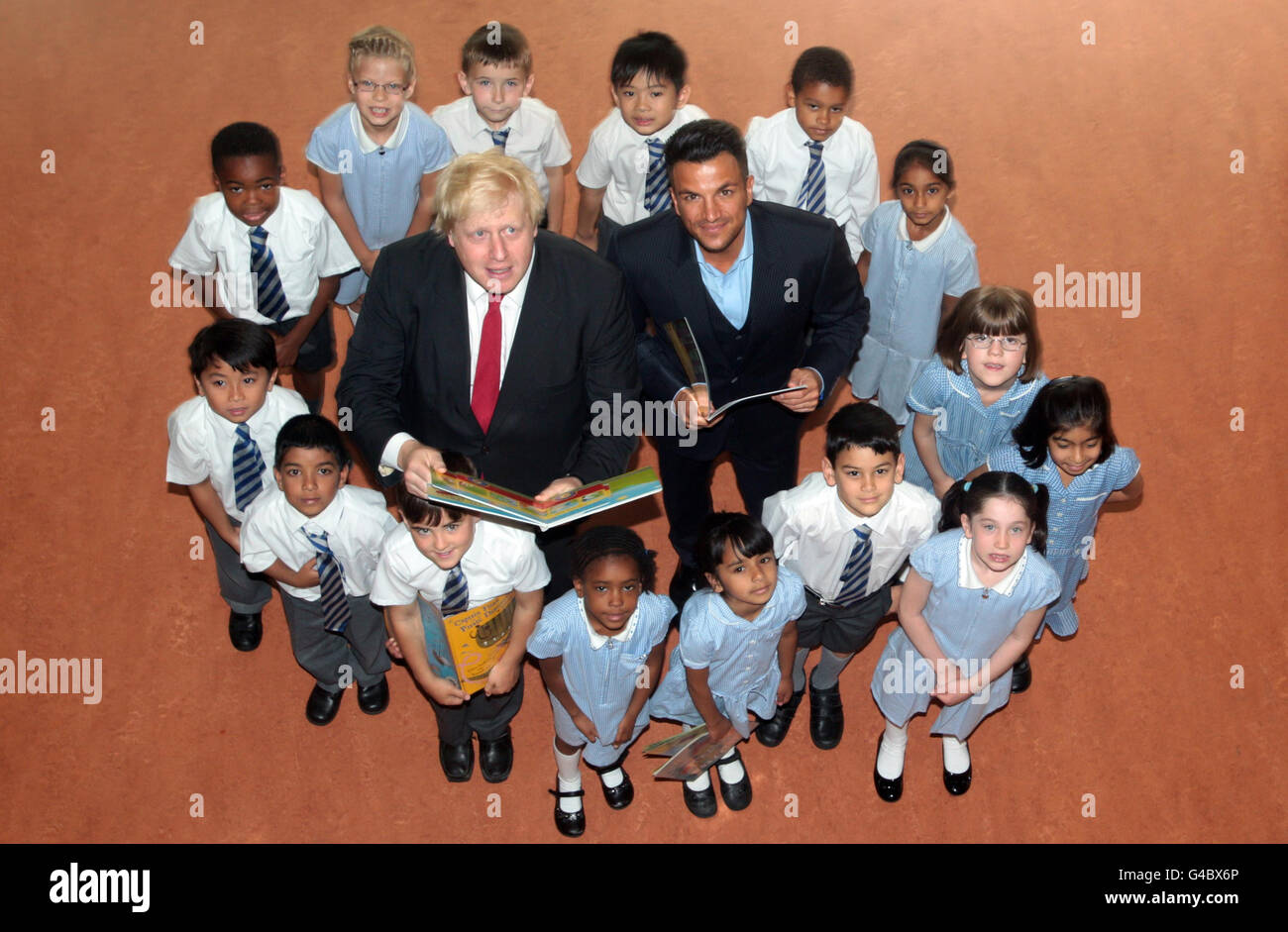 Boris johnson peter andre read to children hi-res stock photography and ...