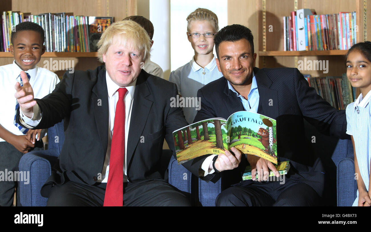 Boris Johnson and Peter Andre read to children Stock Photo - Alamy