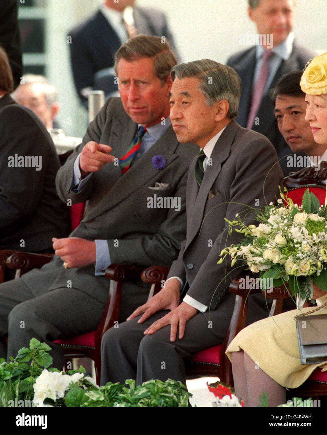 PA NEWS PHOTO 27/5/98 THE PRINCE OF WALES POINTS SOMETHING OUT TO ...