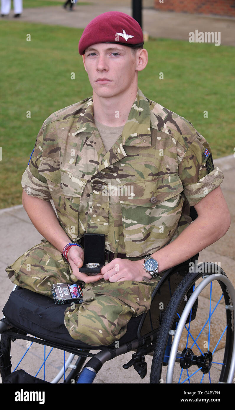 Injured soldier Private Liam King of 2 Para the Parachute Regiment ...