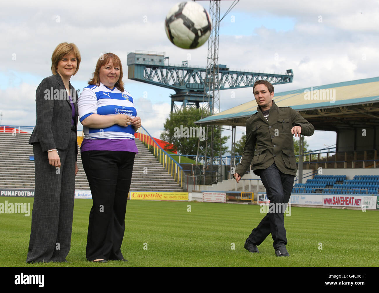 SNP candidate for the Inverclyde by-election Anne McLaughlin (centre ...