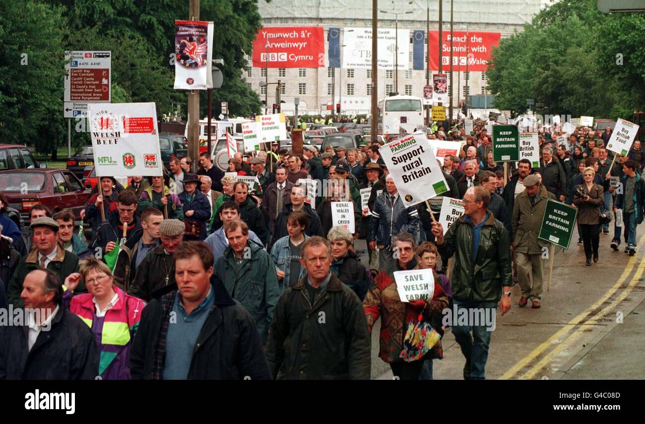 Thousands of farmers and their families march through the centre of ...