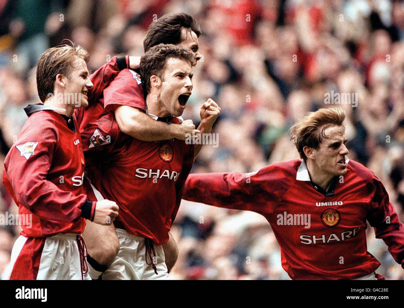 Manchester United's Ronny Johnsen (centre) celebrates with teammates ...