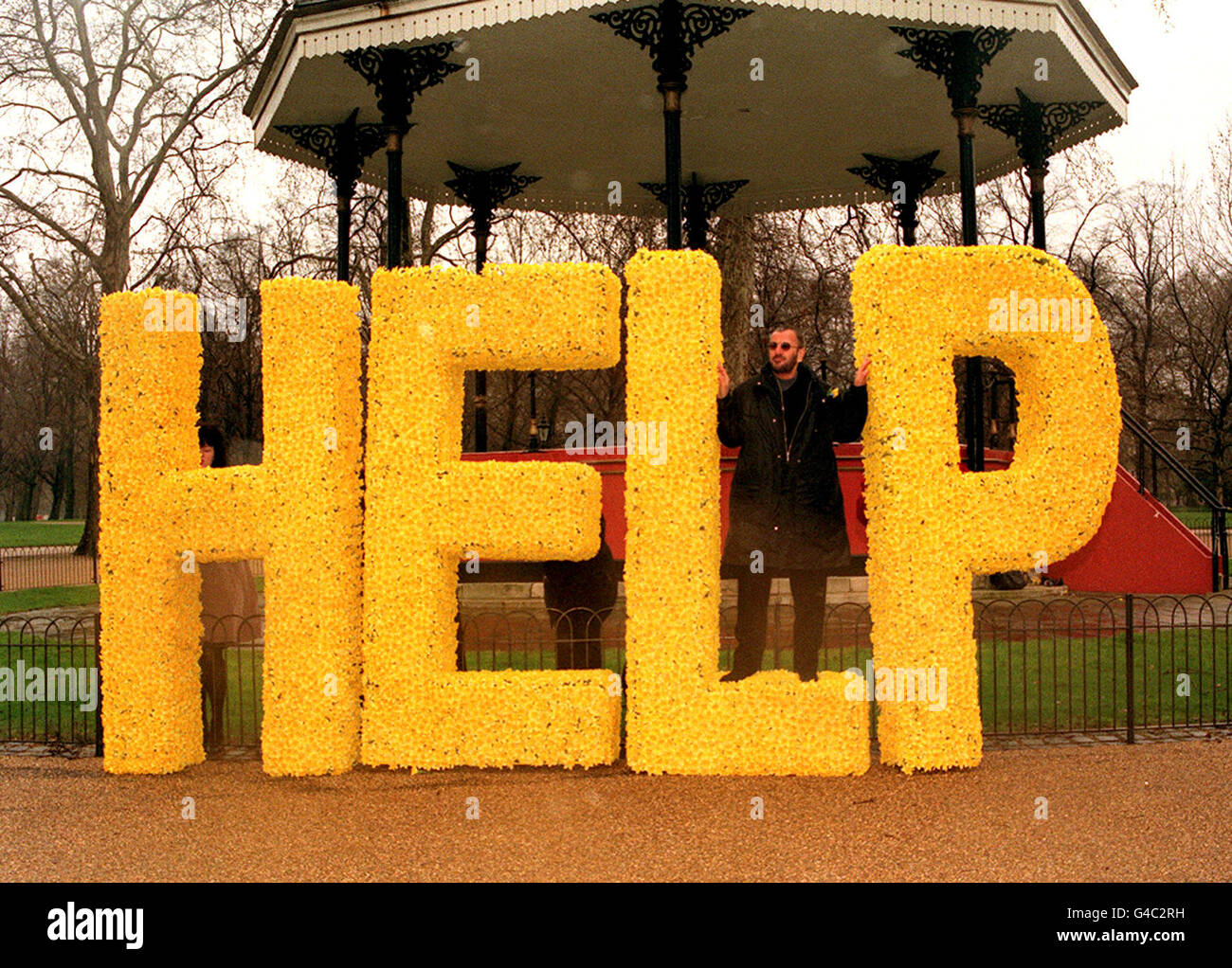 PA NEWS PHOTO 11/3/98 RINGO STARR EX-DRUMMER FROM THE LEGENDARY BAND ...