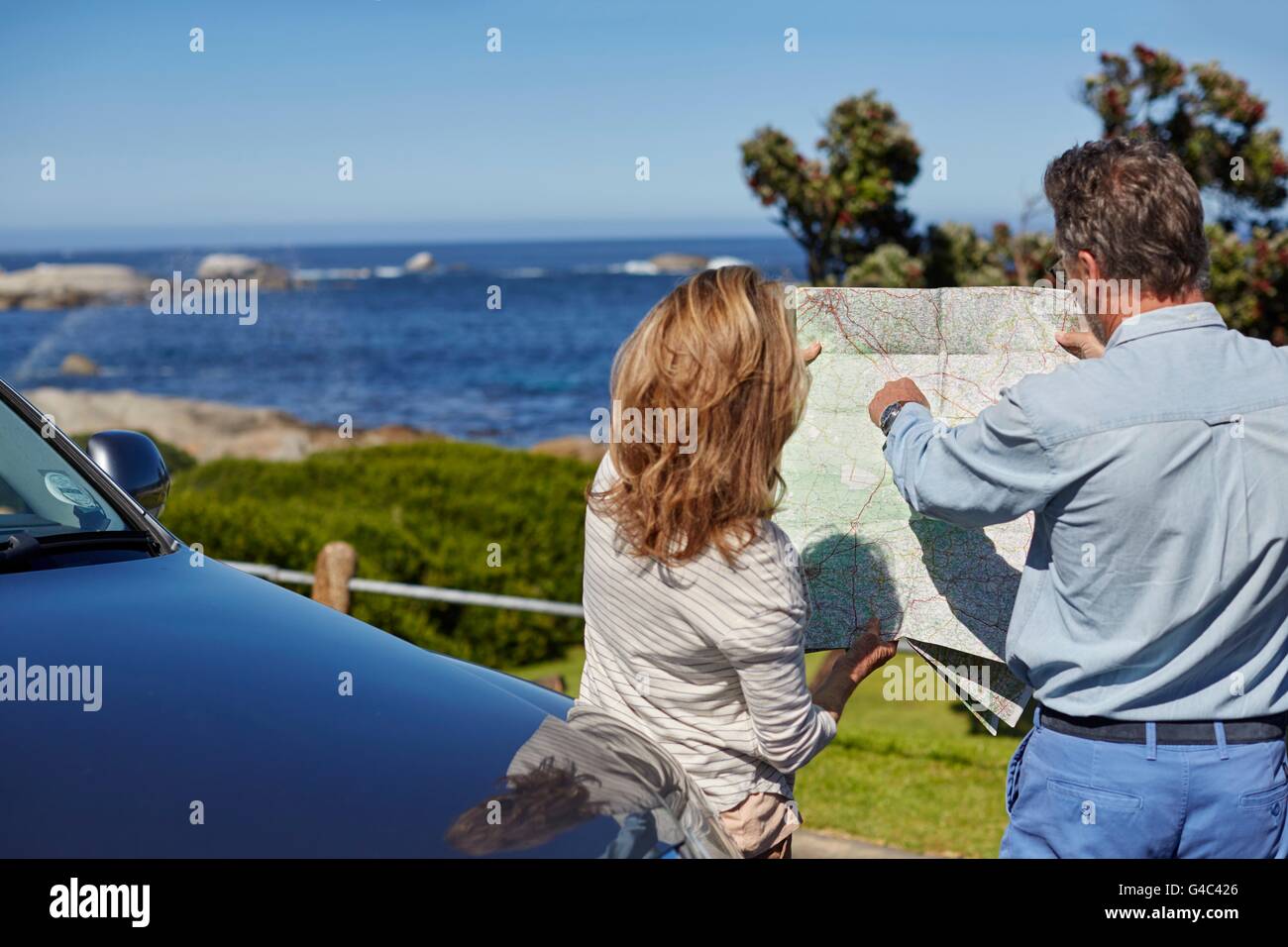 Female reading map hi-res stock photography and images - Alamy