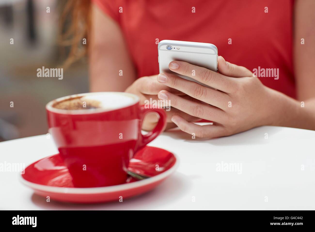 Coffee and smartphone hi-res stock photography and images - Alamy