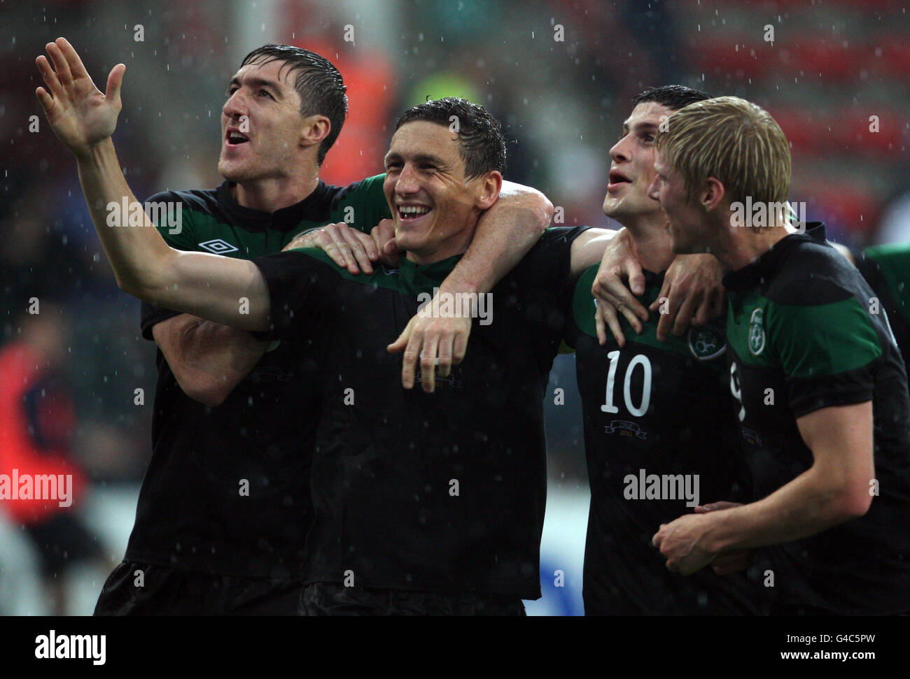 Republic of Ireland's Keith Andrews (second left) celebrates his goal ...
