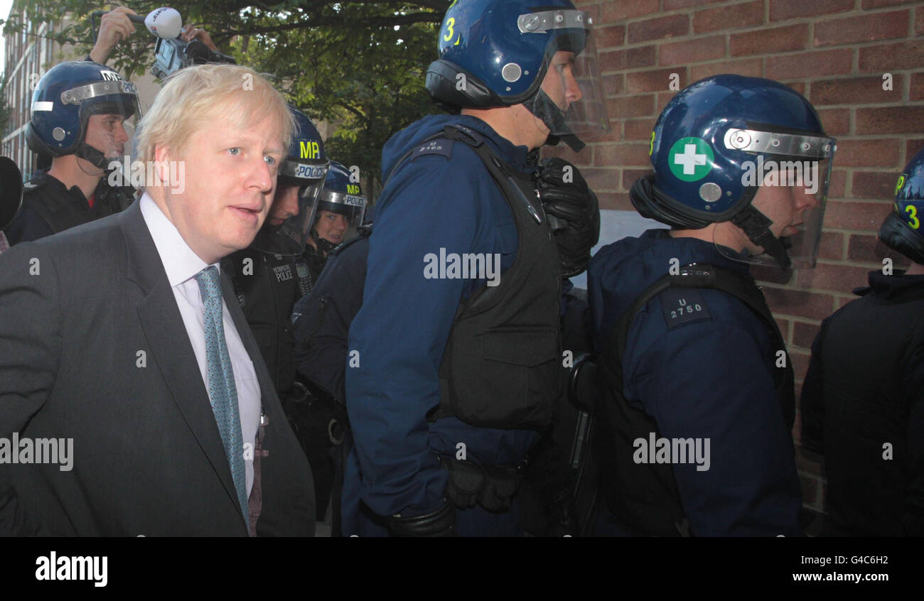 Police raid in North London Stock Photo - Alamy