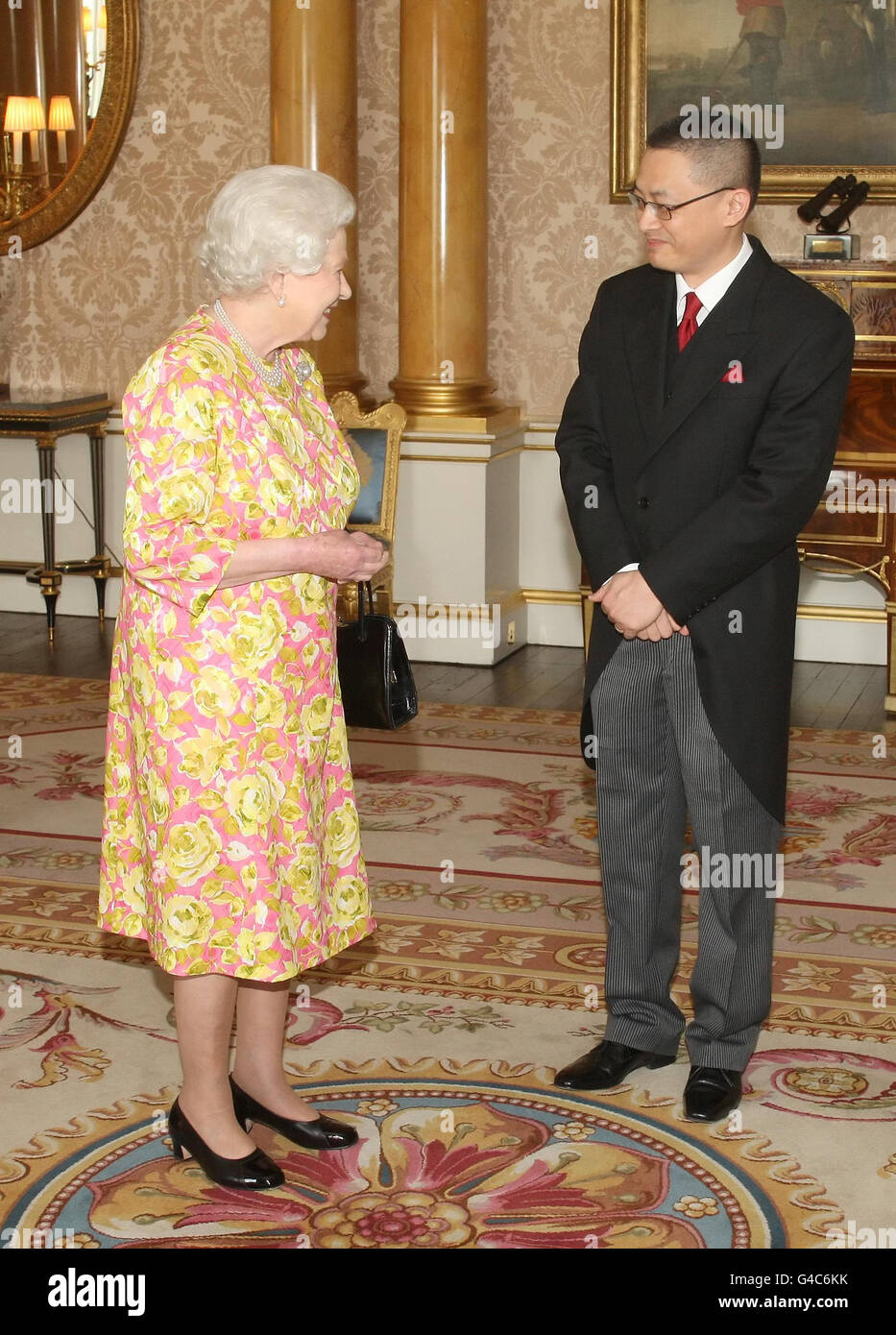 Queen elizabeth ii meets ambassador vietnam vu quang minh hi-res stock ...