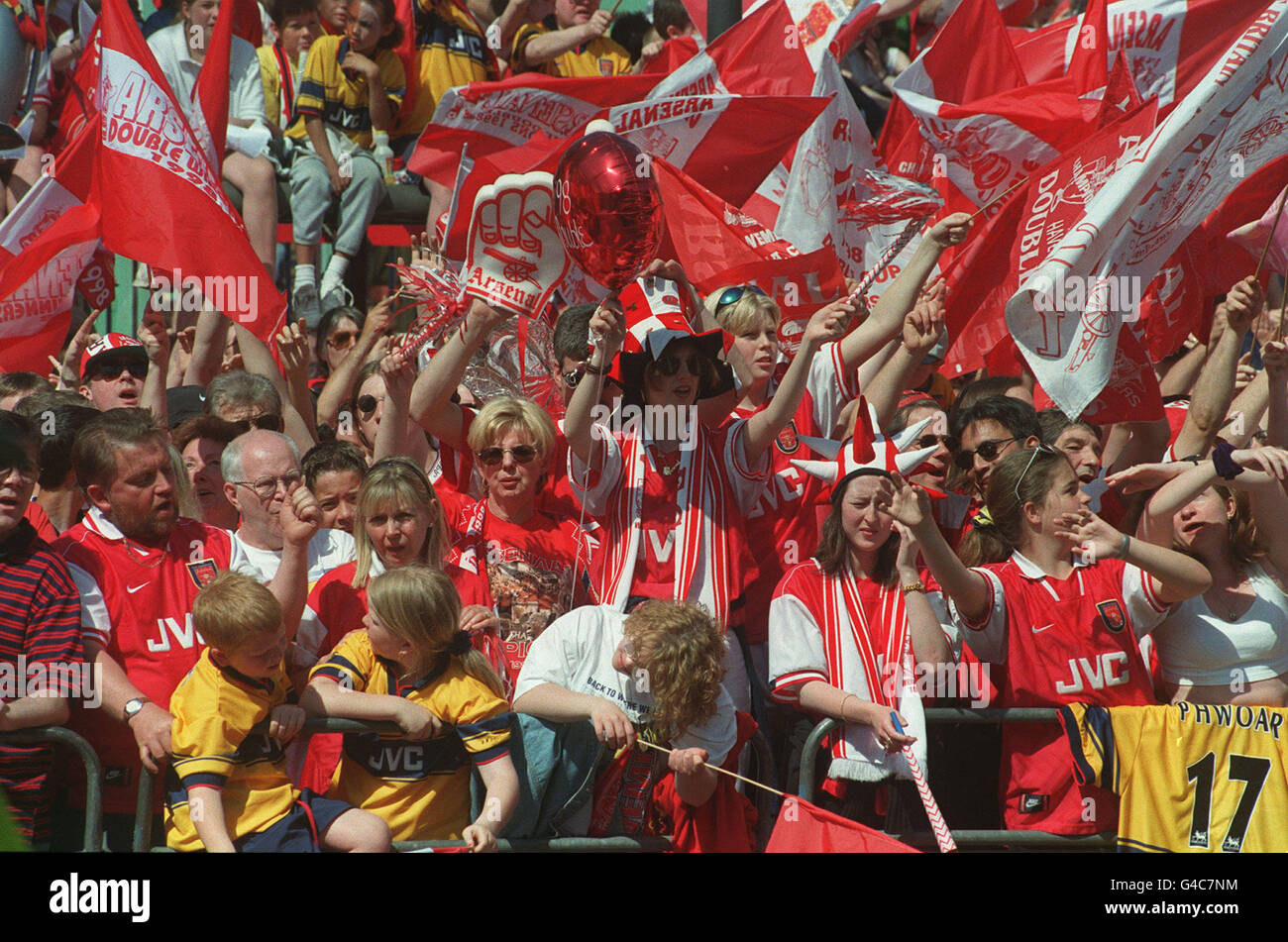 Cheering Arsenal fans crowd the streets of Islington today (Sun) as the ...