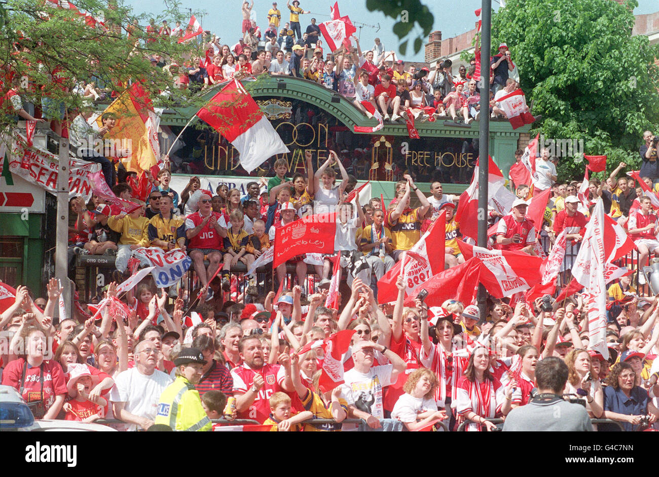 Cheering Arsenal fans crowd the streets of Islington today (Sun) as the ...