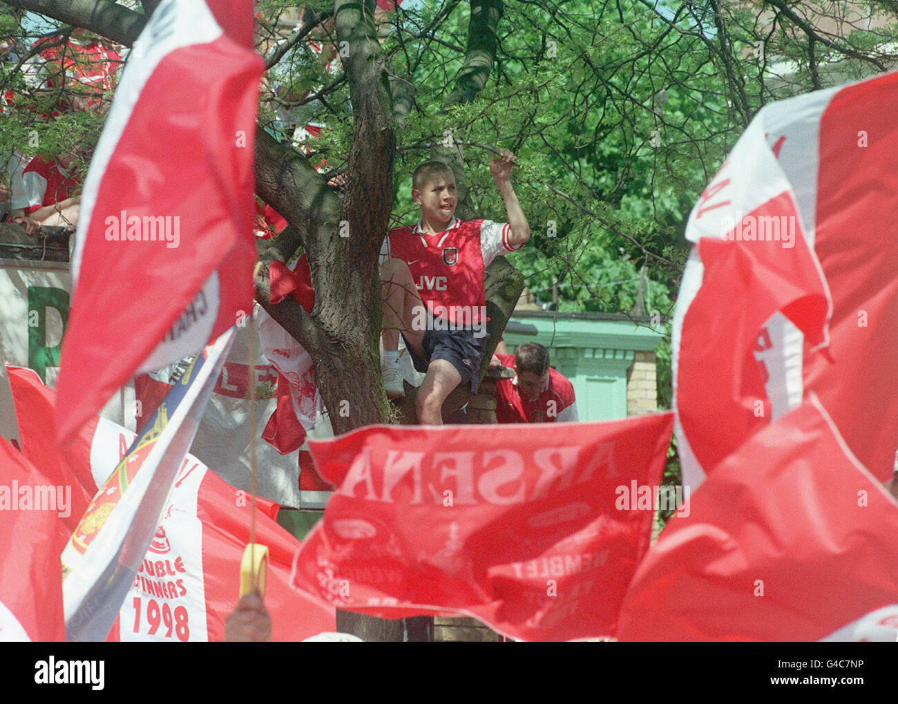 Cheering Arsenal fans crowd the streets of Islington today (Sun) as the ...
