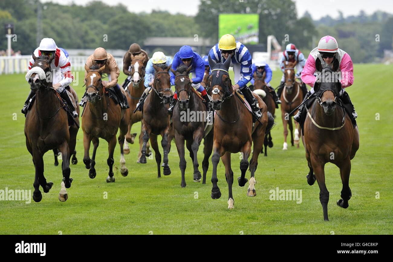 Dolly right dolly hi-res stock photography and images - Alamy