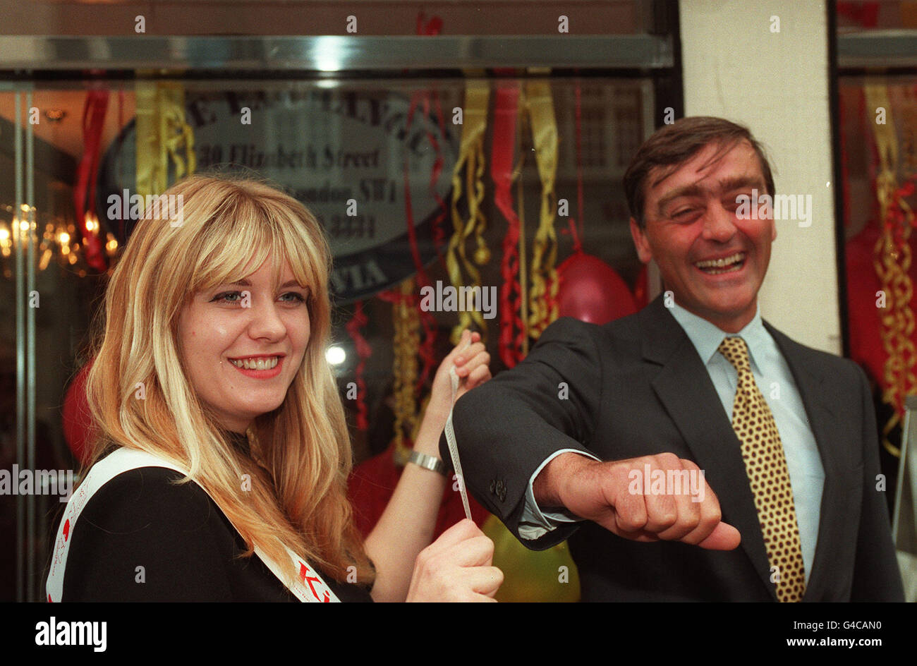 PA NEWS PHOTO 13/9/95 DUKE OF WESTMINSTER IS MEASURED BY PETRA RODDIS ...