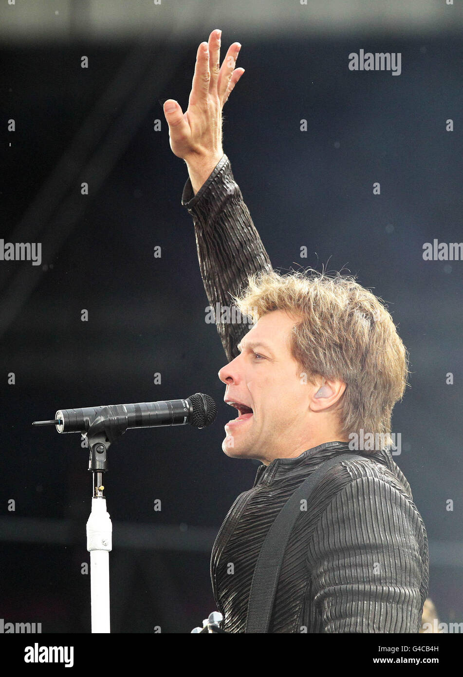 Jon bon jovi in concert murrayfield hi-res stock photography and images ...