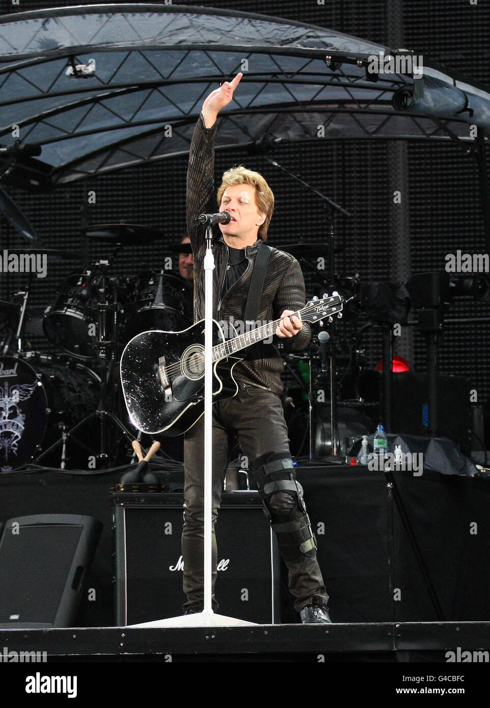 Jon bon jovi in concert murrayfield hi-res stock photography and images ...