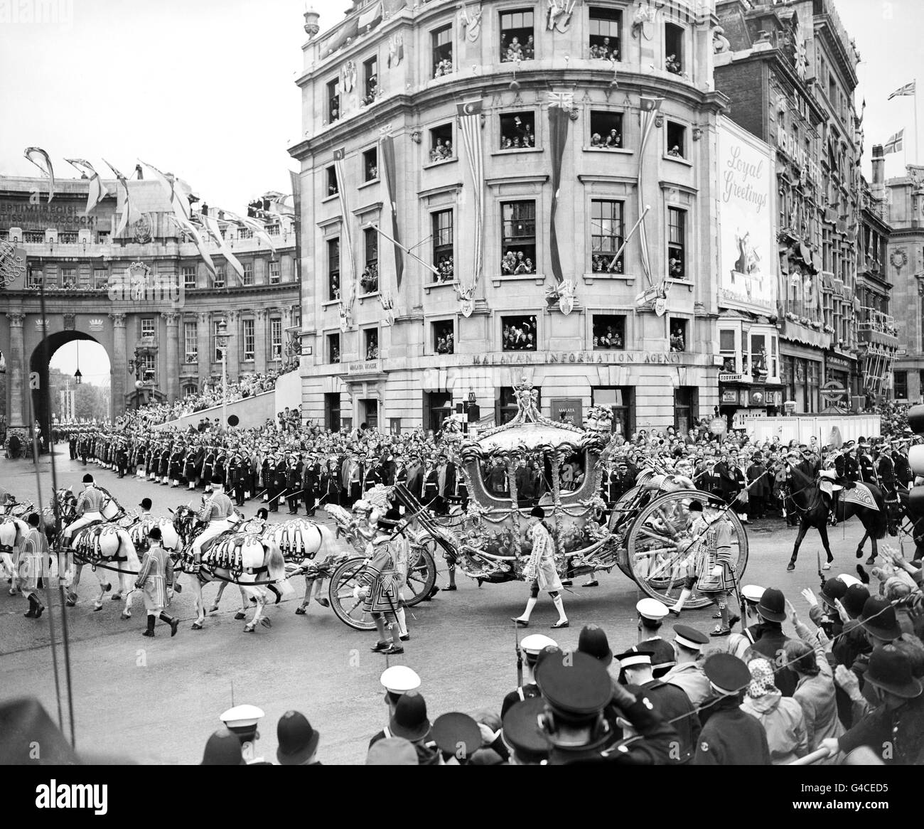 Queen elizabeth coronation coach hi-res stock photography and images ...