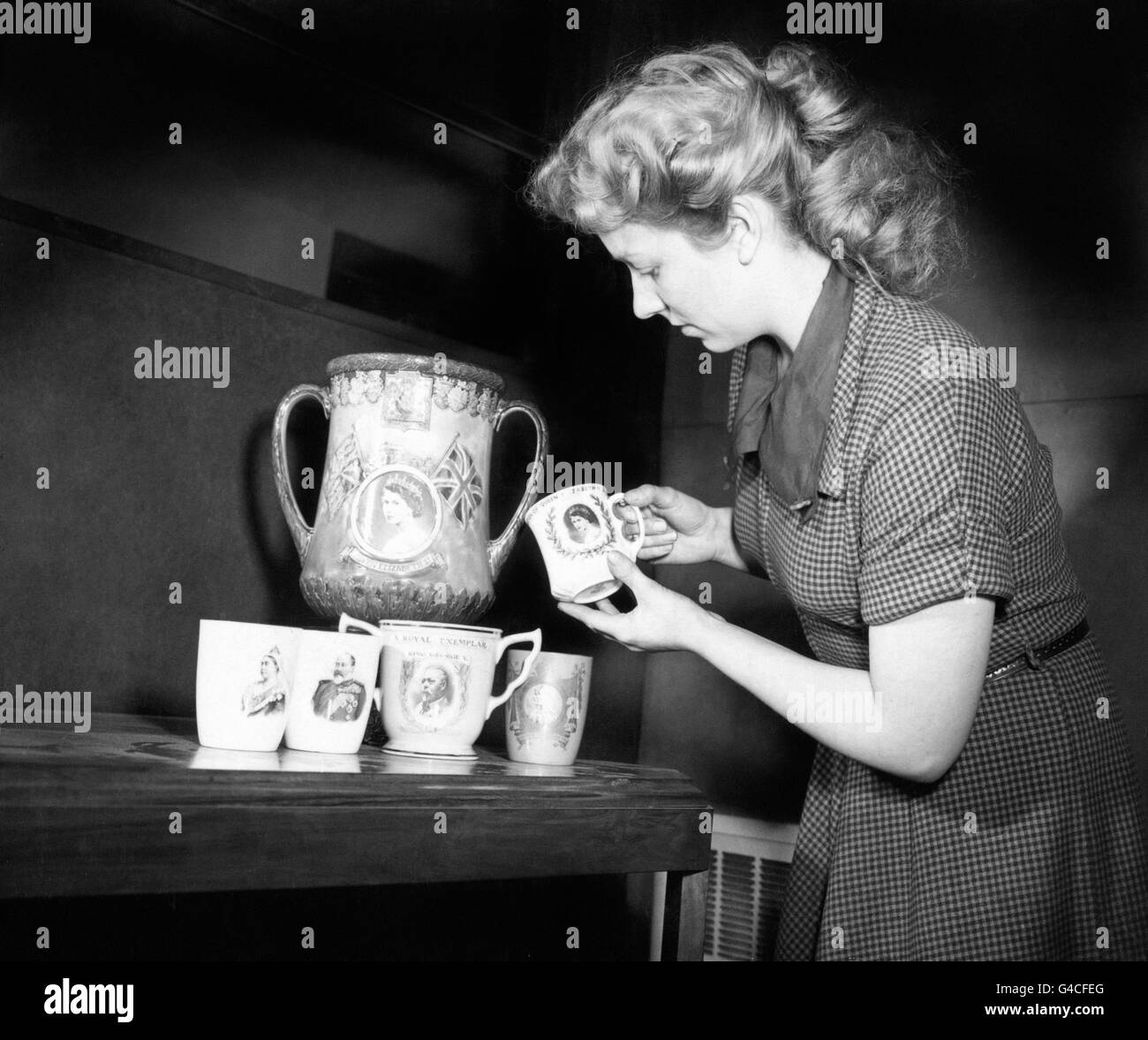Queen elizabeth ii coronation portrait hi-res stock photography and ...