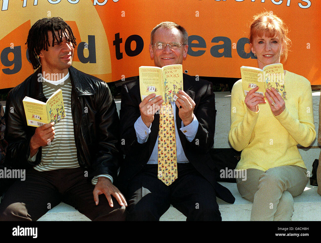 PA NEWS PHOTO 23/4/98 FORMER CHELSEA F.C. MANAGER RUUD GULLIT (LEFT ...