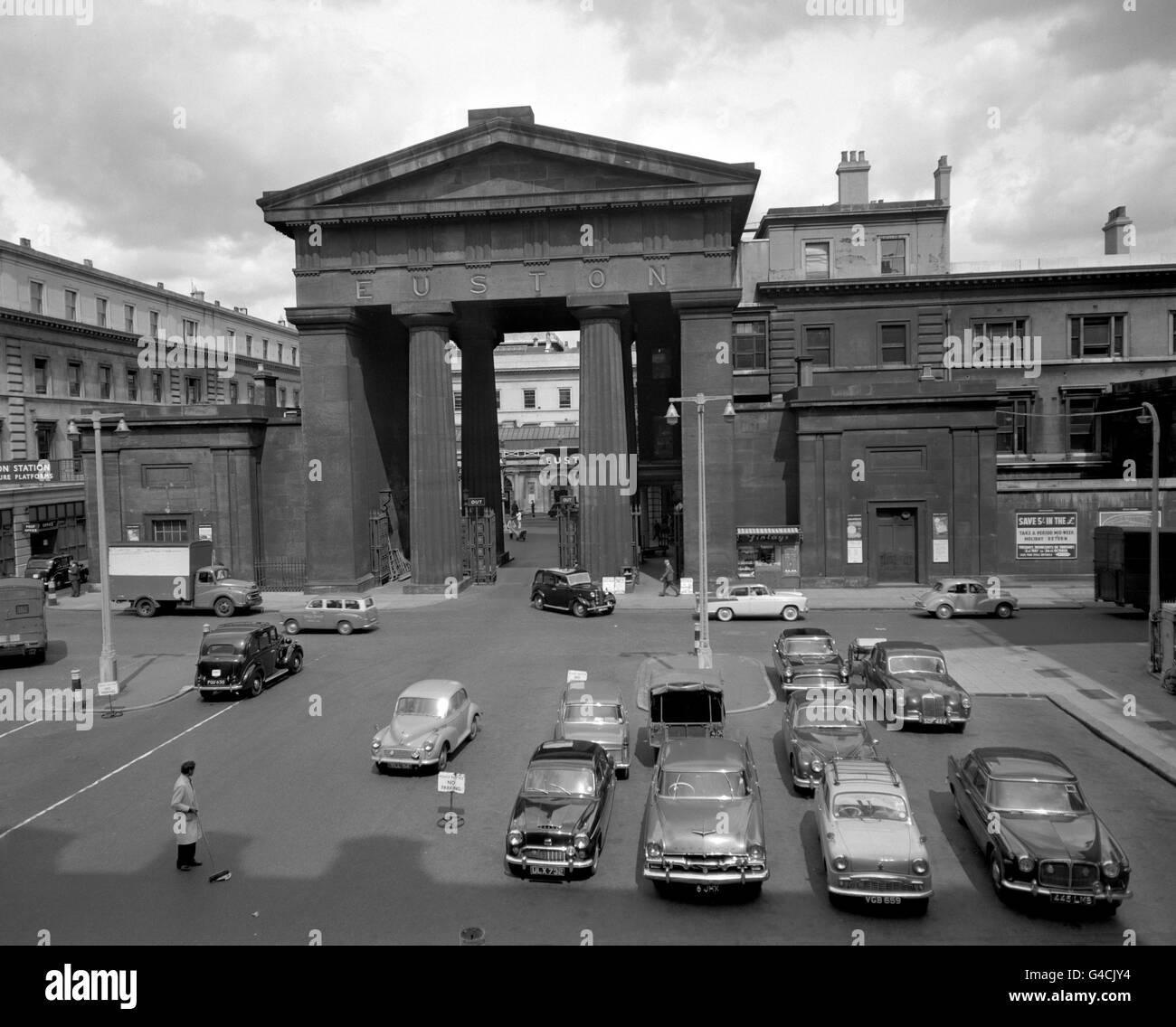 Euston station arch 1961 hi-res stock photography and images - Alamy