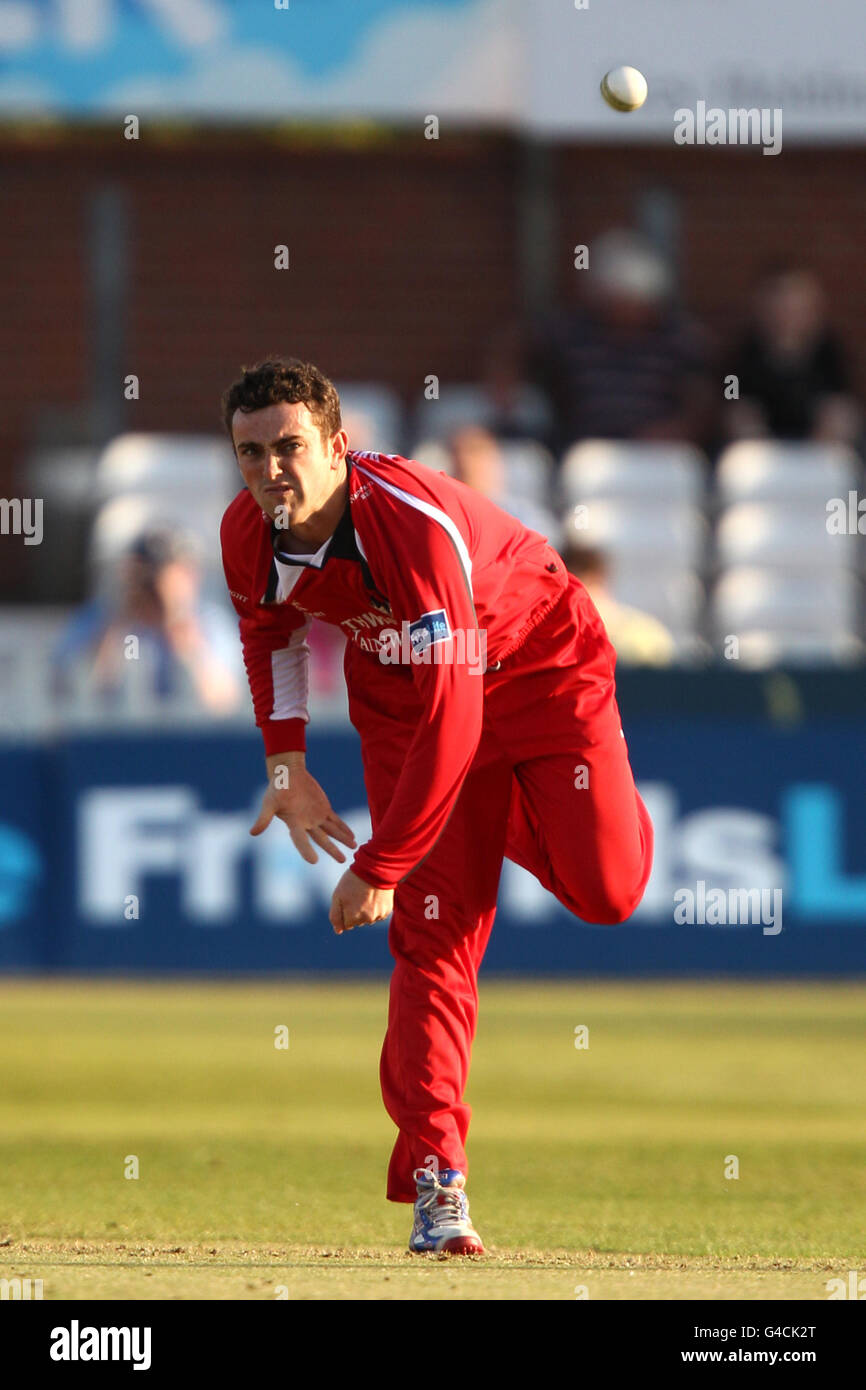 Lancashire lightnings stephen parry in bowling action hi-res stock ...