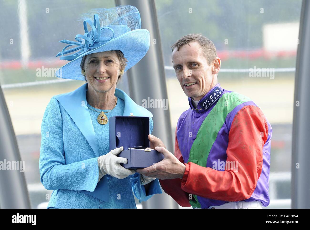 The Duchess of Devonshire presents winning jockey Ted Durcan (right ...