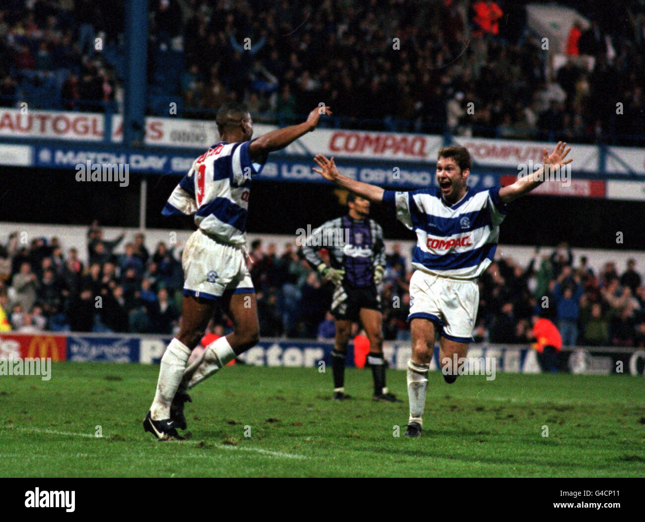 L-R: LES FERDINAND, QUEENS PARK RANGERS, CELEBRATES GOAL WITH KEVIN ...