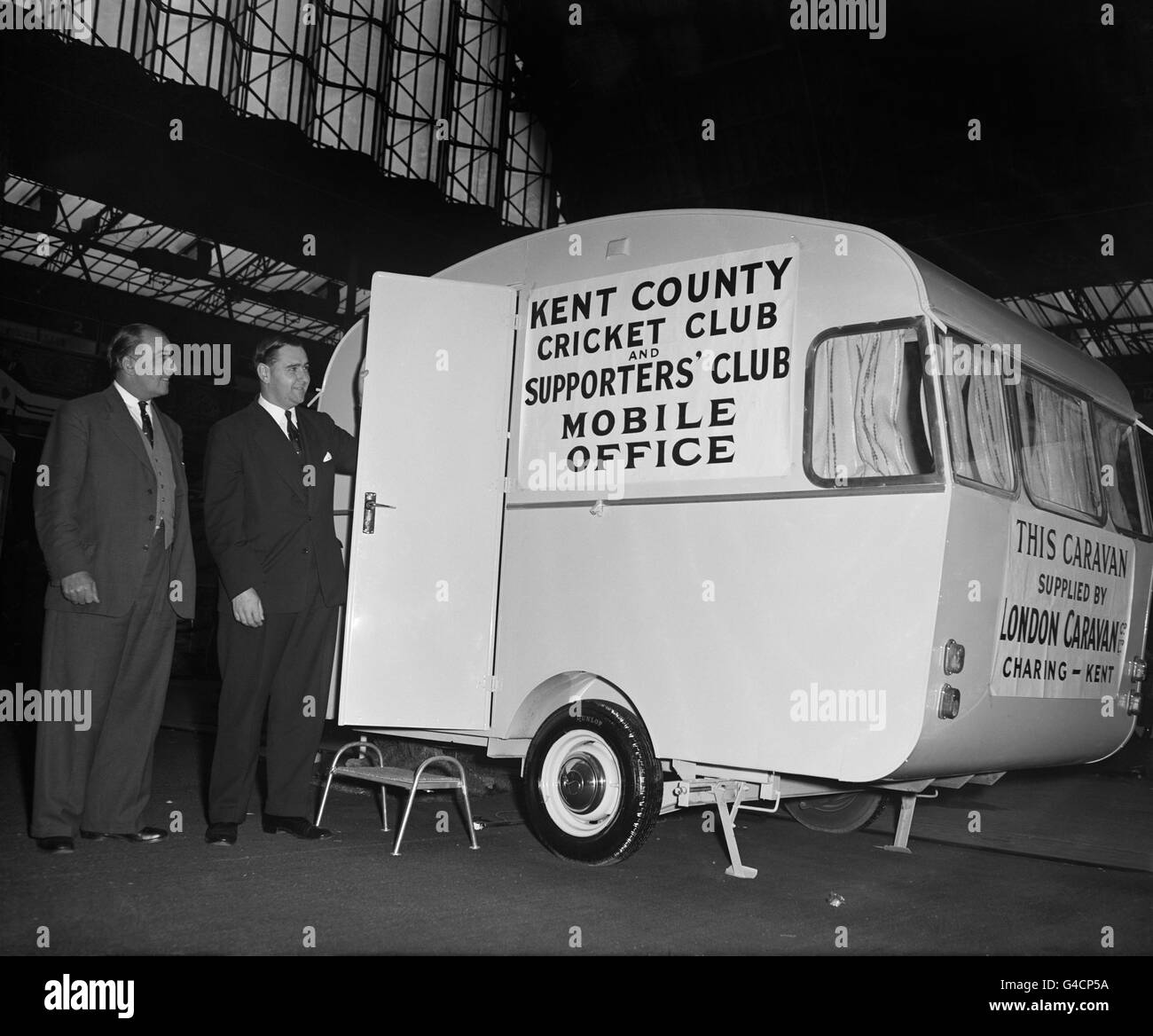 Kent County cricketers Colin Cowdrey and Leslie Ames placing an order ...