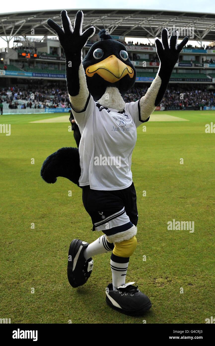 Chirpy the tottenham hotspur mascot hi-res stock photography and images ...
