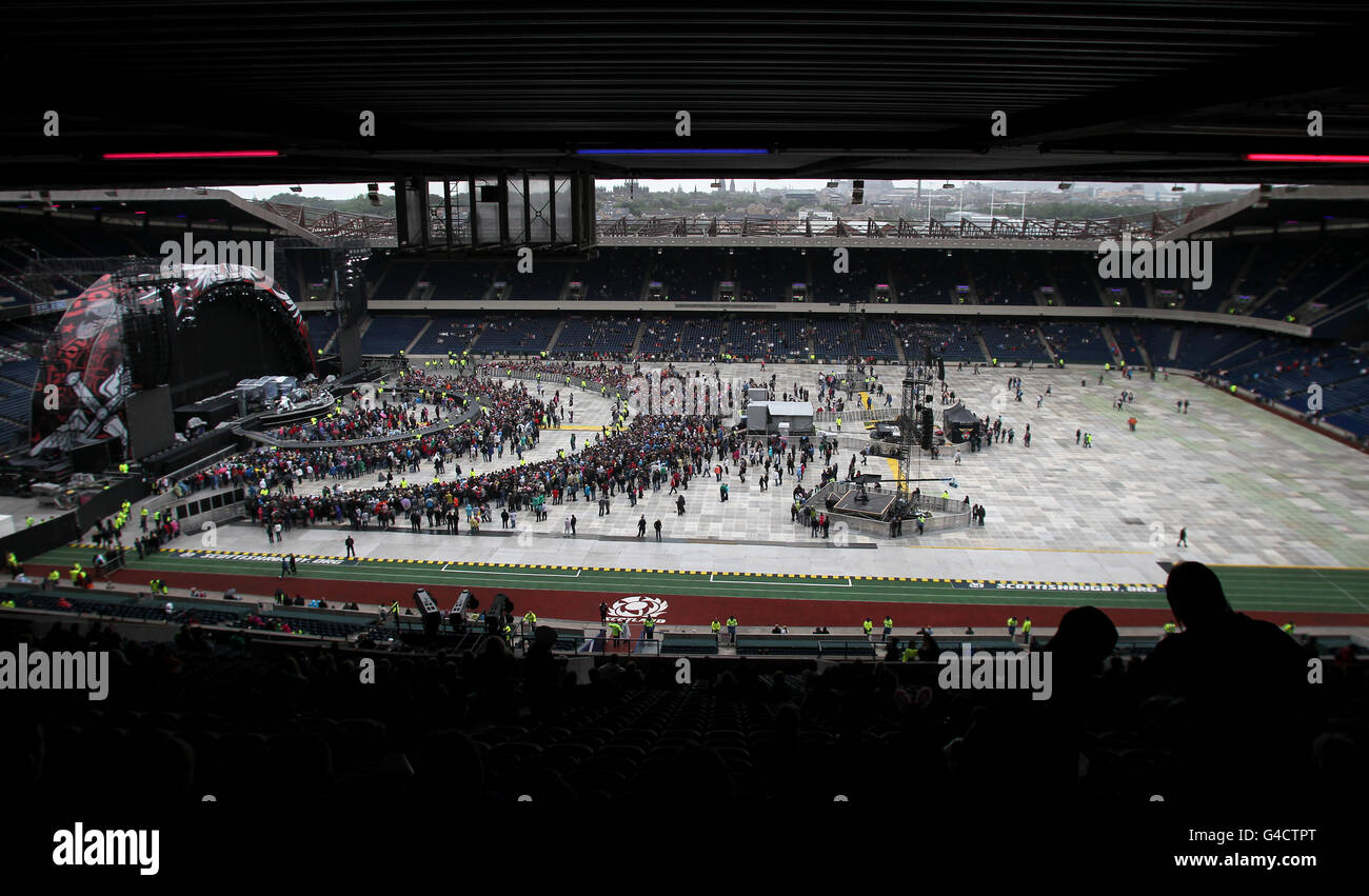 Murrayfield stadium with crowds hi-res stock photography and images - Alamy
