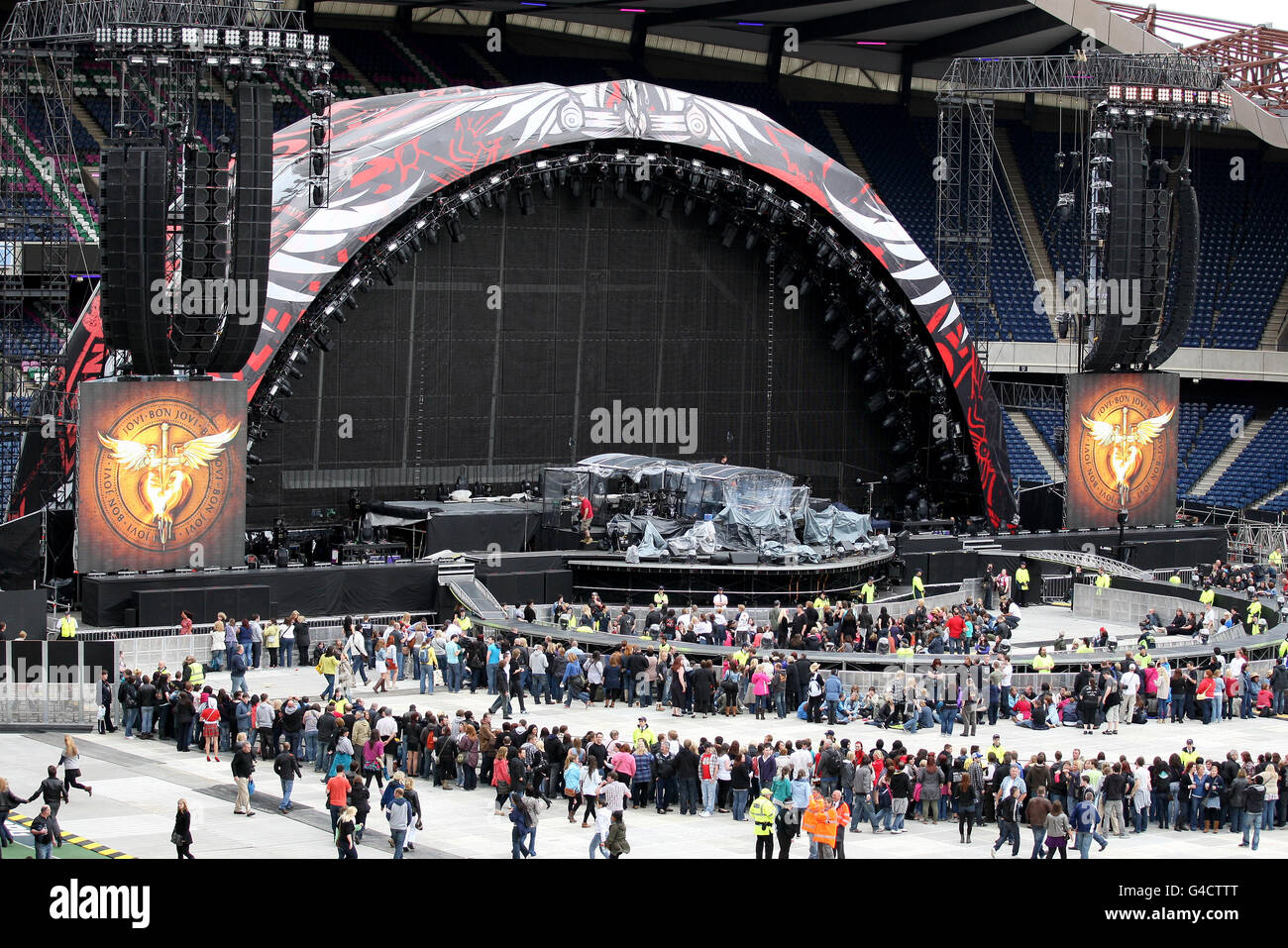 Stadium crowd empty hi-res stock photography and images - Alamy