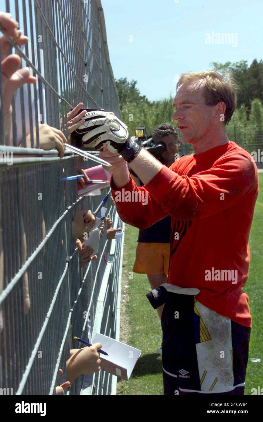 Scotland train/Leighton autograph Stock Photo - Alamy