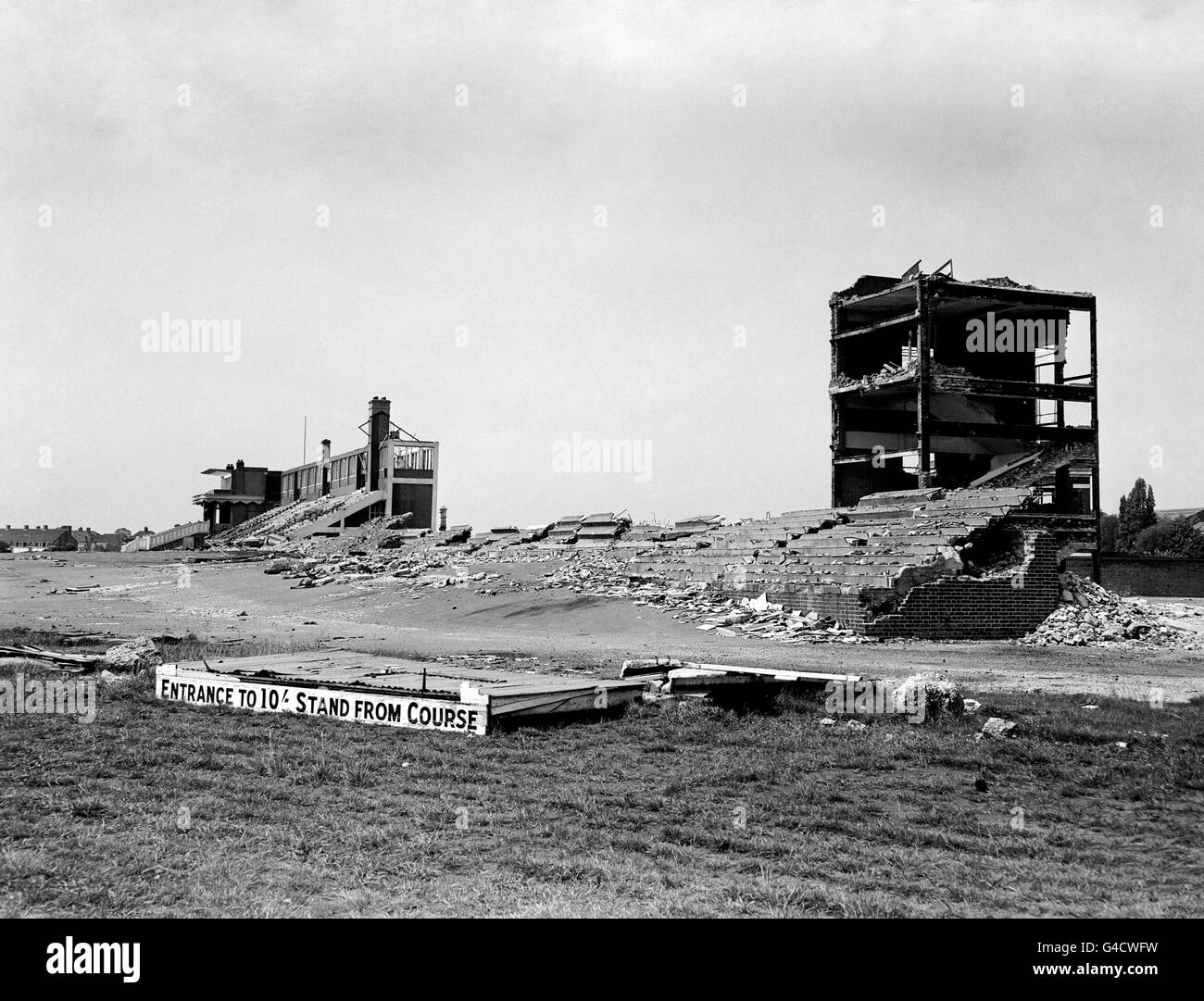 Horse Racing - Hurst Park Racecourse Stock Photo - Alamy
