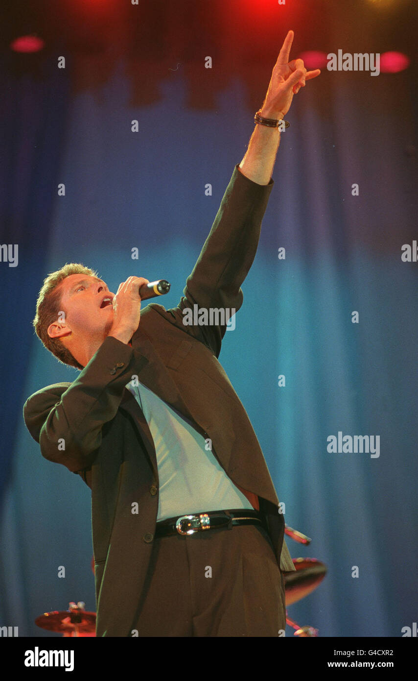PA NEWS PHOTO 27/6/98 ACTOR DAVID HASSELHOFF SINGS AT THE DIANA ...